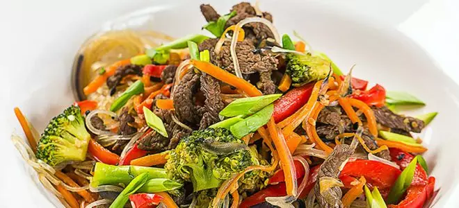 Funchosis dengan daging sapi - resep hidangan kedua, selada, sup dan makanan ringan 7150_2