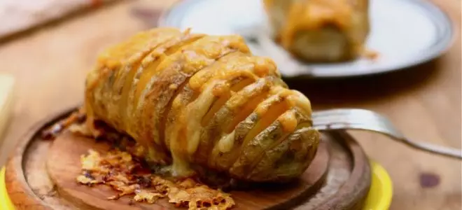 Patatas con queso al horno en el horno.