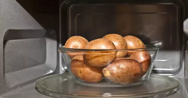 ¿Cómo cocinar las papas en el microondas rápido, simple y muy sabroso?