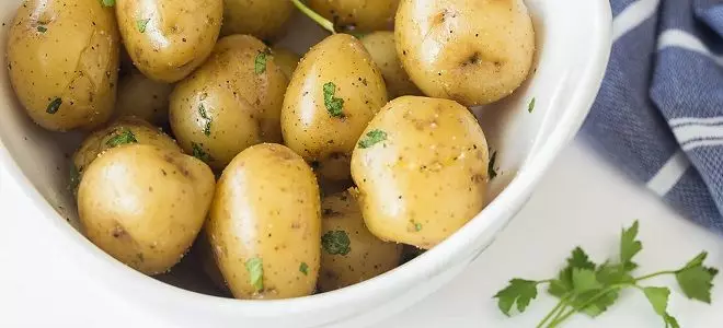 ¿Cómo cocinar las papas en un microondas en un paquete, con agua, en la cáscara y para la ensalada? 7388_2