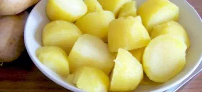 Como cozinhar batatas em um microondas em um pacote, com água, na casca e para salada? 7388_3