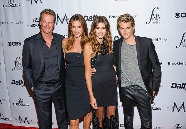 Cindy Crawford och Randy Gerber med Son of Presley och dotter Kayei