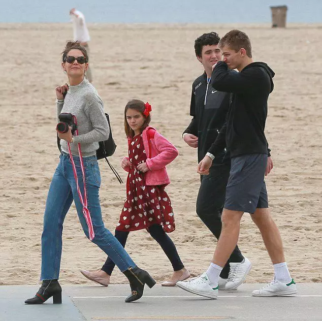 Katie Holmes gyda Suri a Dau Neephews y mis hwn yn Santa Monica