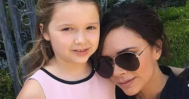 Os fãs criticaram Victoria Beckham para propaganda de estereótipos de gênero na educação de sua filha Harper