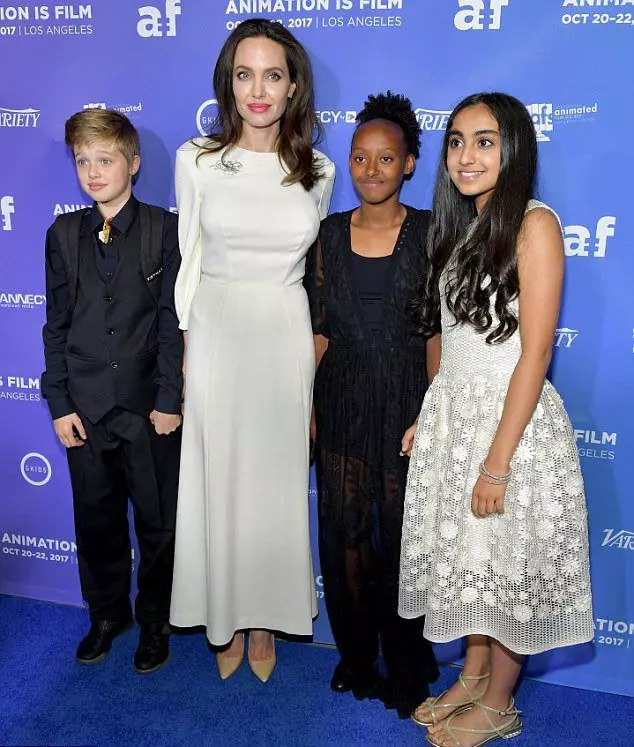 Angelina Jolie met dochters Saori Chodri