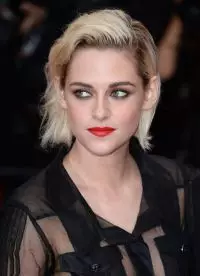 Pleev Kristen Stewart ntawm lub priniere ntawm lub neej muaj koob meej