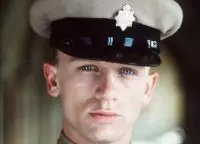 Young Daniel Craig në uniformë ushtarake