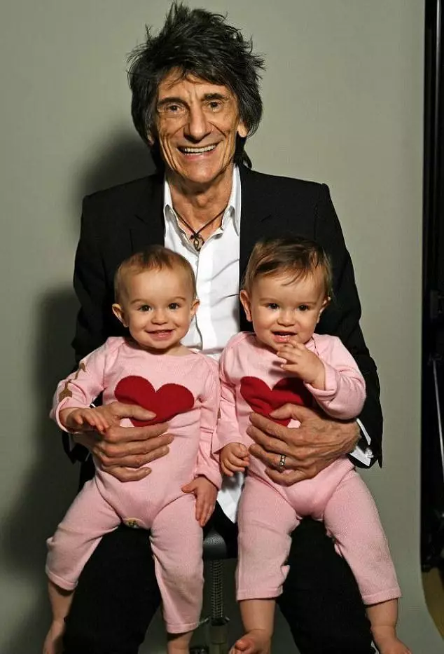 Gitarista Ronnie Wood na may mga anak na babae