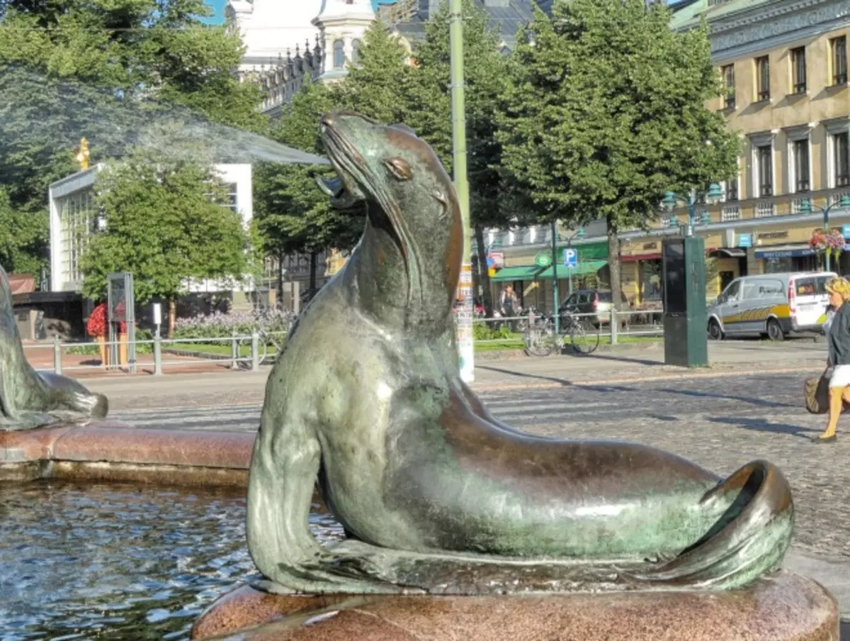 Zeeleeuwen, spuwende stralen van water naar de benen van het standbeeld