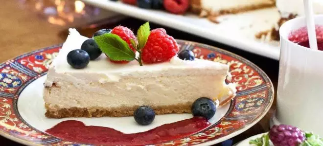 Cheesecake saka keju pondok ing oven - resep karo woh wohan beri, pisang, susu lan krim sing kondensasi 7496_5