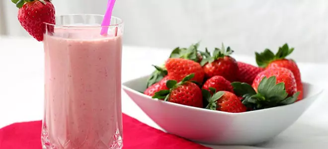 Cocktail kalawan strawberries na susu jeung és krim
