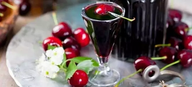 Anggur tina céri kalayan tulang - resep sareng kapang, vodka, tanpa gula sareng cai 7620_8