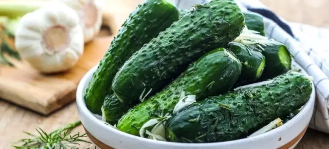 Recipe for crunchy low-headed cucumbers in a package, in a jar for the winter, with greens and vinegar 7629_3