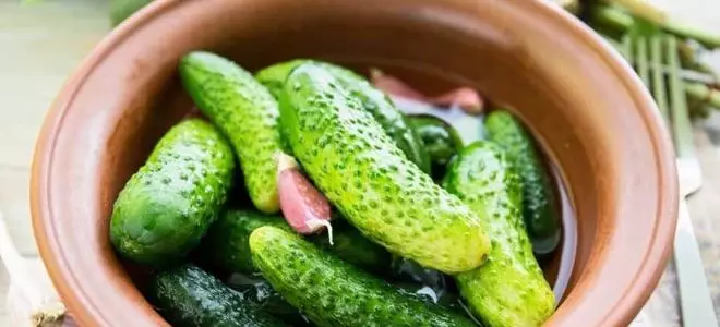 Recipe for crunchy low-headed cucumbers in a package, in a jar for the winter, with greens and vinegar 7629_4