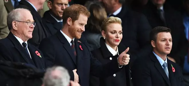 Prince Harry i företaget Knyagini Charlin besökte Rugby match