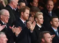 Prins Harry och Princess Charlin på en rugby match