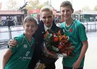 Prinsessan Charlin med fans