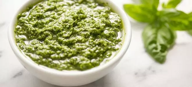 Basil for vinterfrysing, tørking og oppskrifter av sauser, sirup og kompot fra grøntområder 7688_4