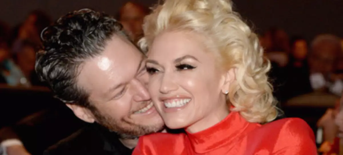 Thairg Gwen Stefani a lámh agus a chroí Blake Shelton