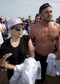 Lady Gaga kaj Taylor Kinny partoprenis bonfaran agon pri lago Michi