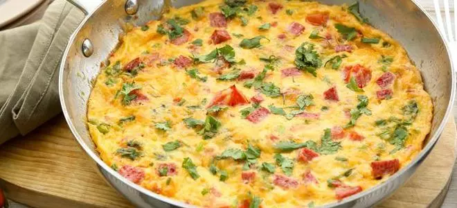 Magnifique omelette avec du lait dans une poêle à frire - recettes avec tomates, saucisses et fromage 7930_10