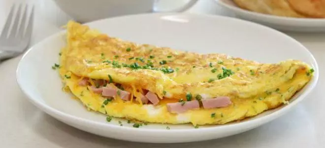 Magnifique omelette avec du lait dans une poêle à frire - recettes avec tomates, saucisses et fromage 7930_11