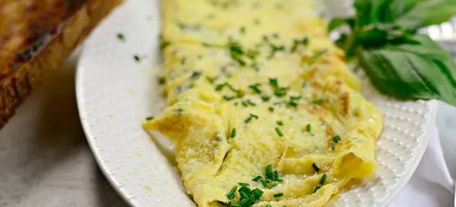 Magnifique omelette avec du lait dans une poêle à frire - recettes avec tomates, saucisses et fromage 7930_12