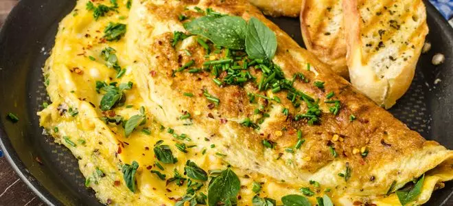 Magnificent omelet with milk in a frying pan - recipes with tomatoes, sausage and cheese 7930_3