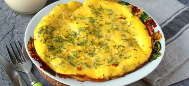 Magnifique omelette avec du lait dans une poêle à frire - recettes avec tomates, saucisses et fromage 7930_4