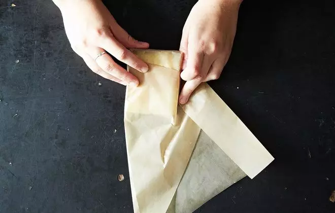 Parchment Paper - Πώς να αποθηκεύσετε το σχήμα, γιατί ψήσιμο ραβδιών, τι μπορεί να αντικατασταθεί, πού αλλού μπορείτε να χρησιμοποιήσετε; 8772_6