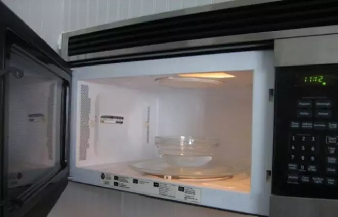 Ungayihlamba njani i-microwave ngokukhawuleza ngaphakathi kwamafutha kunye nevumba- yintoni enokuhlamba? 8863_4