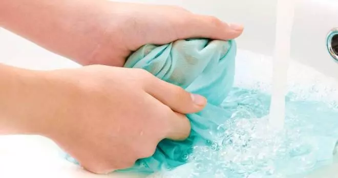 كيفية غسل الاخضر من الملابس - أكثر الطرق كفاءة واجتازت اختبار الزمن