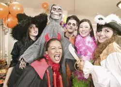 Làm thế nào để ăn mừng Halloween ở nhà