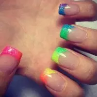 Manicura de verano brillante 9