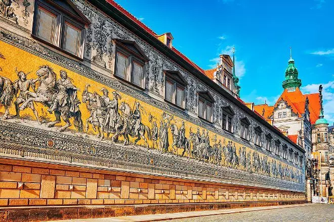 Điểm tham quan của Dresden - Castle-Residence, Panel Retion of Princes, sân thượng Brulya, Castle Pilnitz, Hofkirhe và những người khác 9177_8